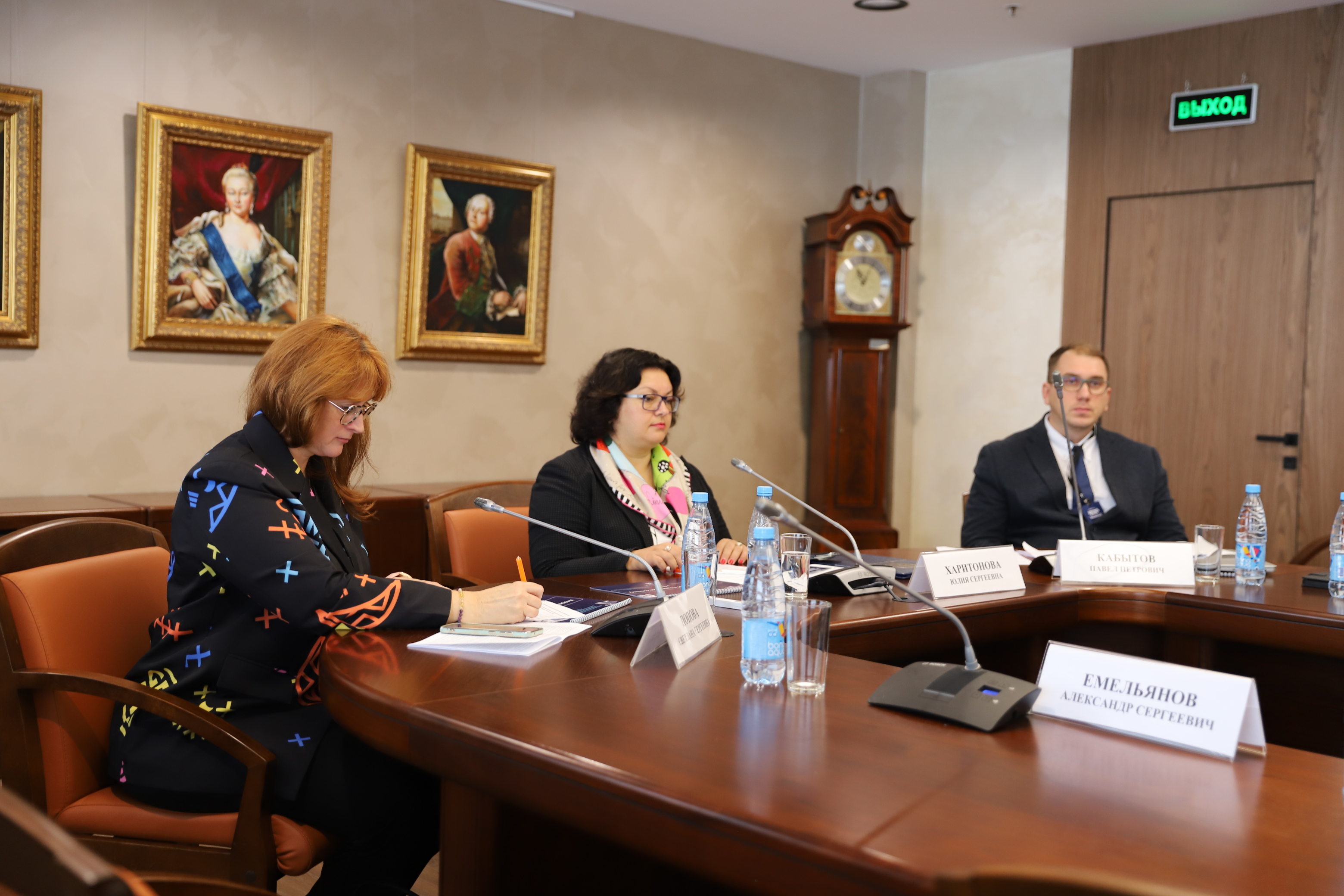 Генеративный ИИ в отраслях экономики и социальной сфере: Pro&Contra 2025